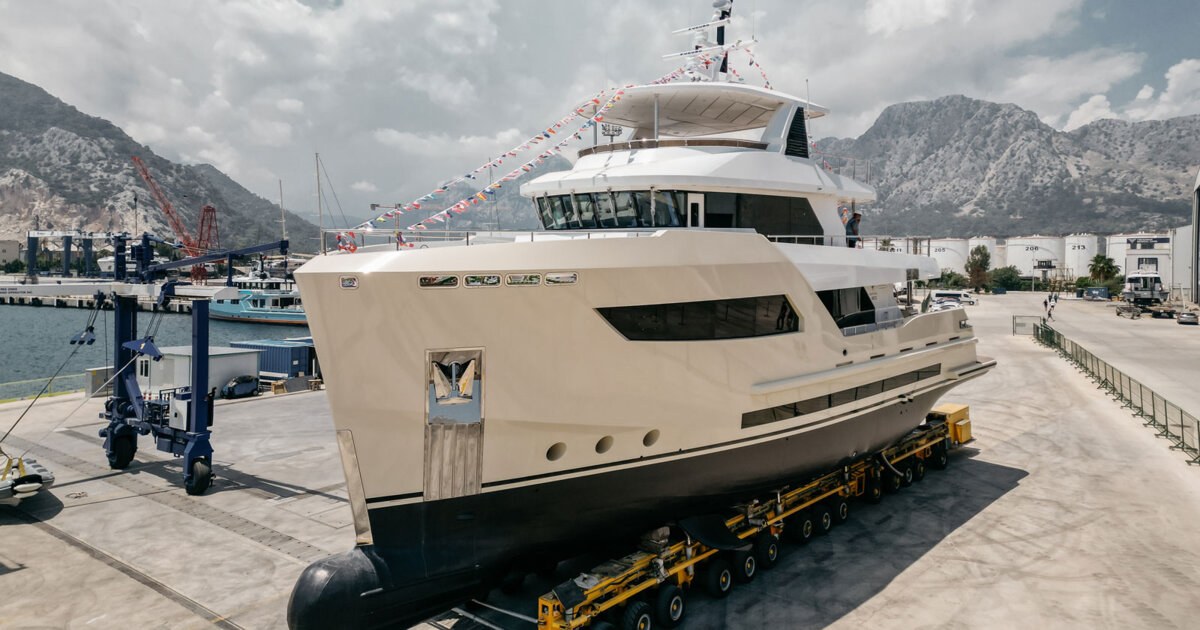 Bering Yachts launches first B80 hull | ilodka.com portal